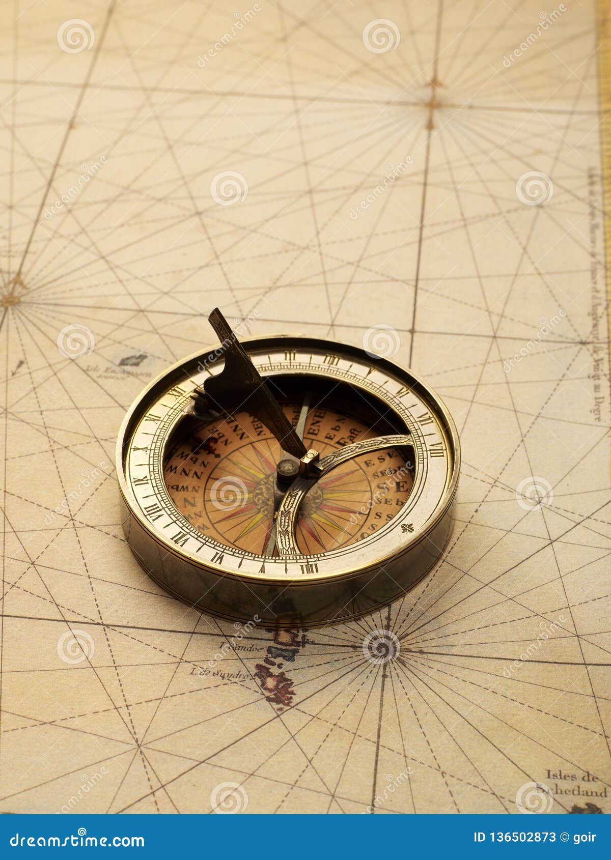 Compás del vintage en mapa imagen de archivo. Imagen de norte - 136502873