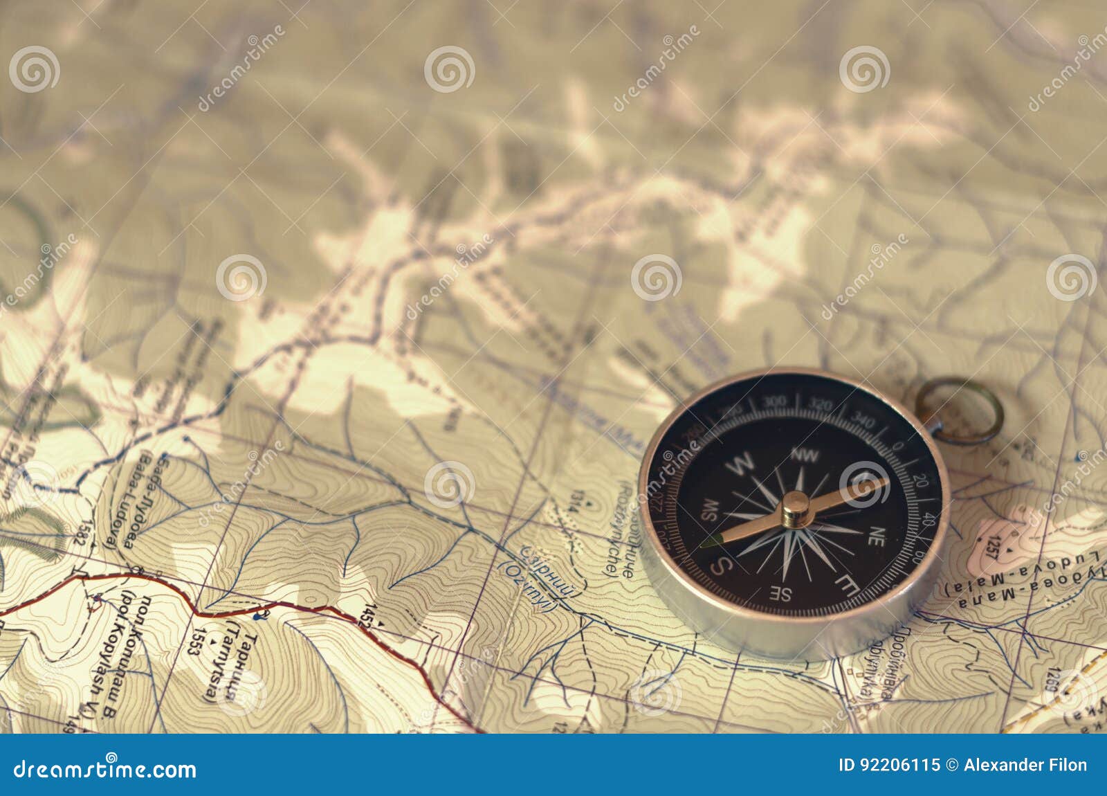 Compás en el mapa imagen de archivo. Imagen de herramienta - 92206115