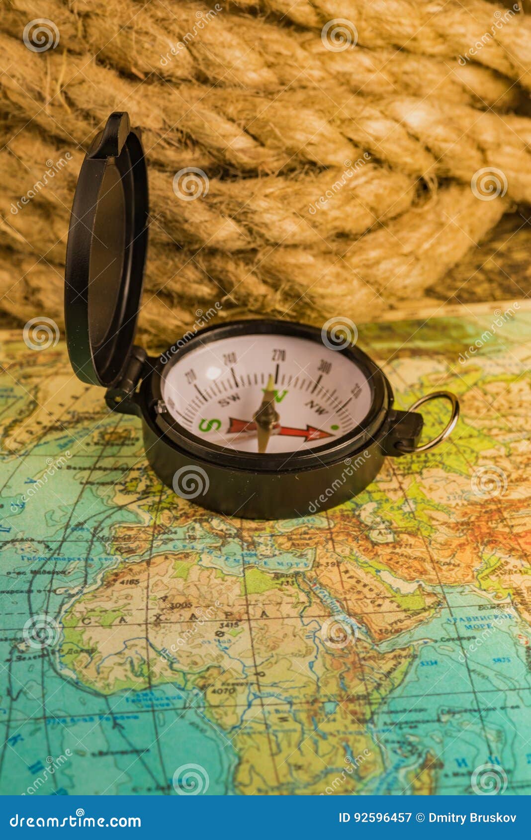 Compás En El Mapa Del Mundo Imagen de archivo - Imagen de copia ...