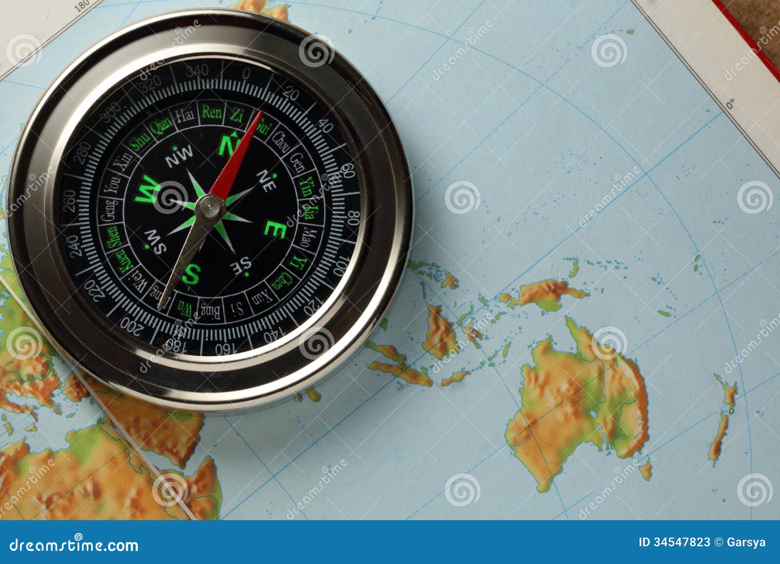 Compás en mapa imagen de archivo. Imagen de manera, escala - 34547823