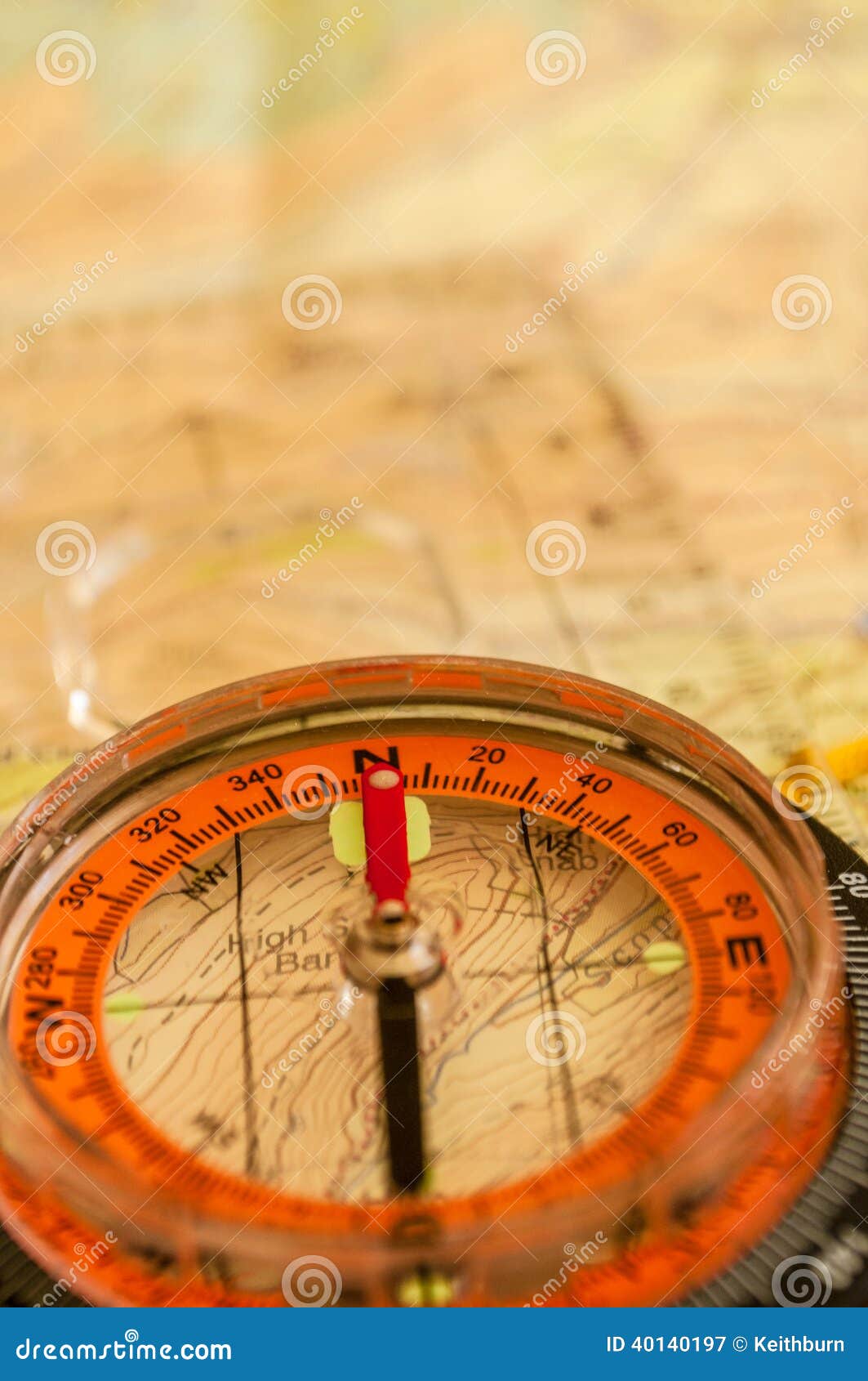 Compás en mapa imagen de archivo. Imagen de vertical - 40140197