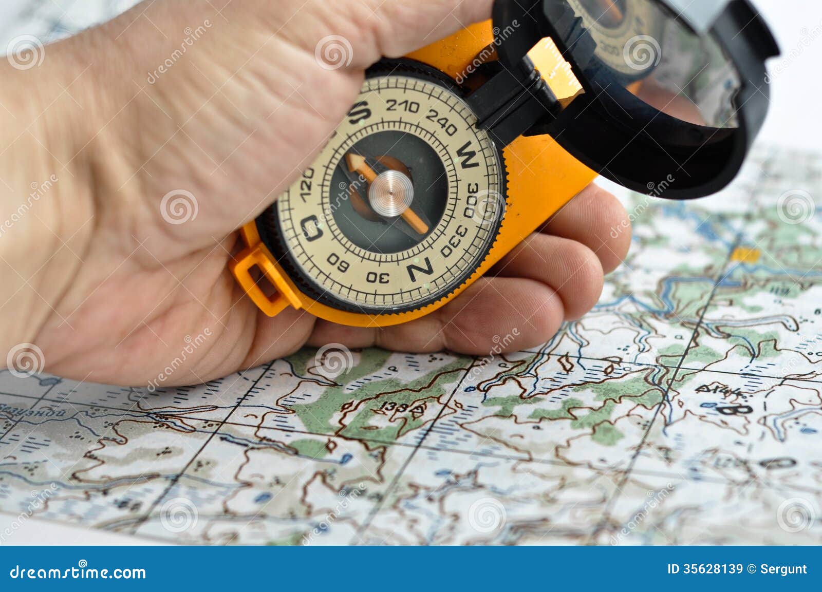 Compás En Su Mano Y Un Mapa. Imagen de archivo - Imagen de yermo ...