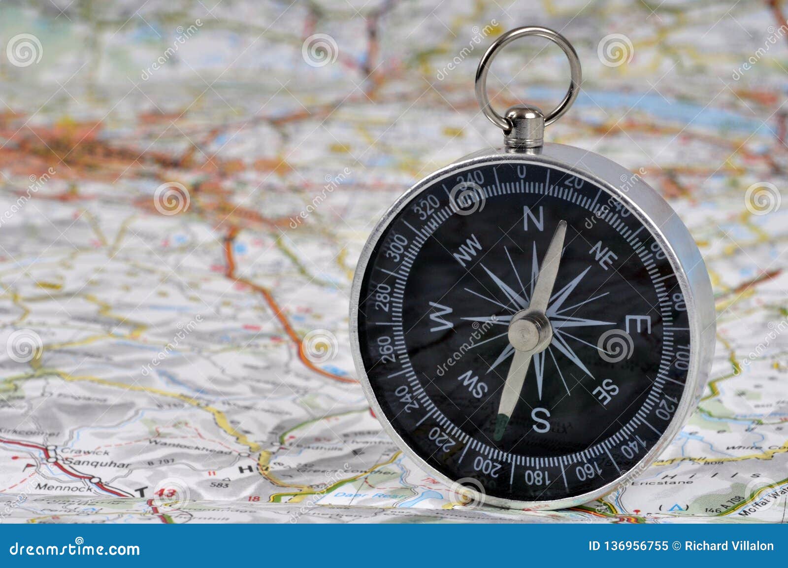 Compás En Un Mapa De Camino Imagen de archivo - Imagen de camino ...