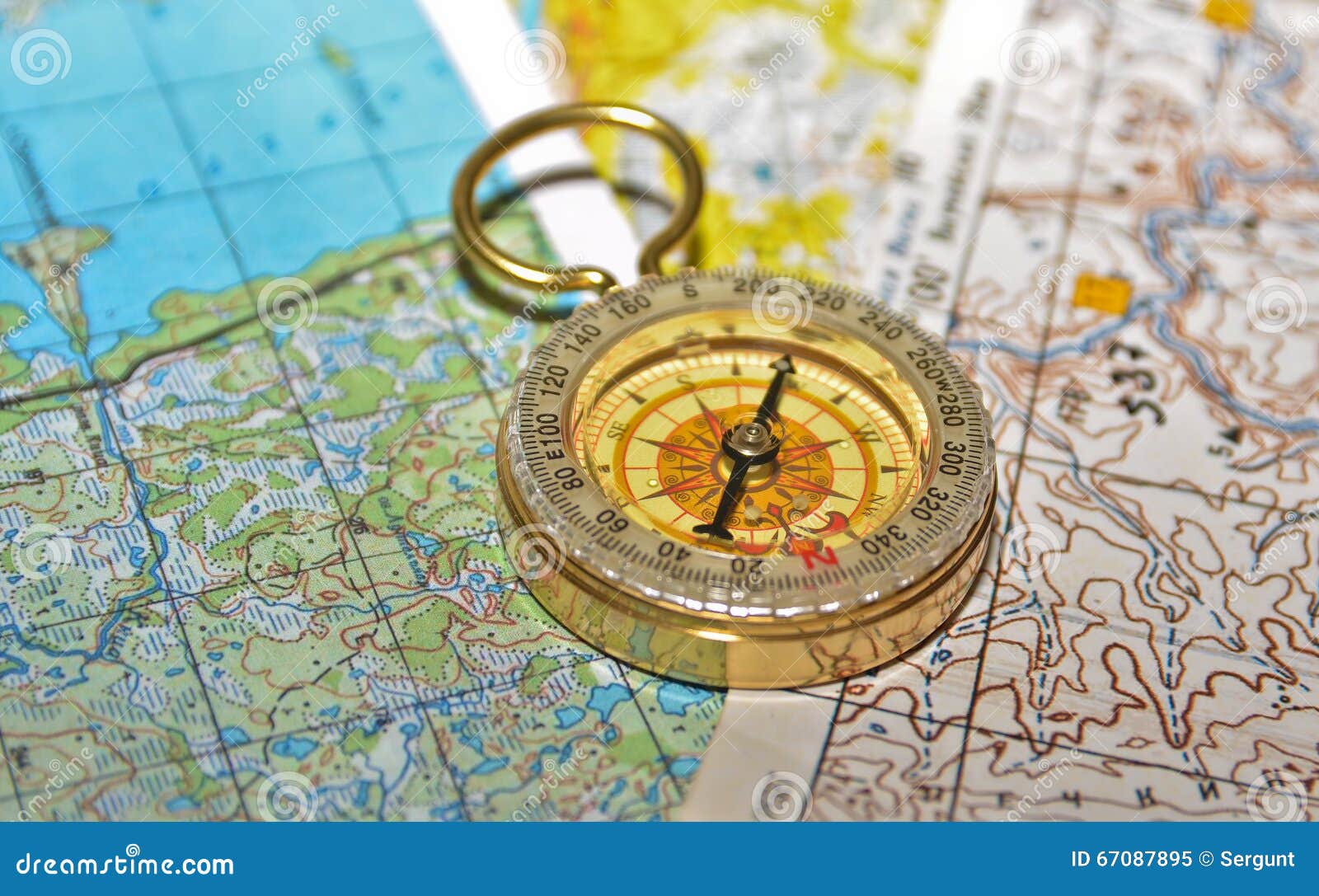 Compás Que Pone En Un Mapa Topográfico Imagen de archivo - Imagen de ...