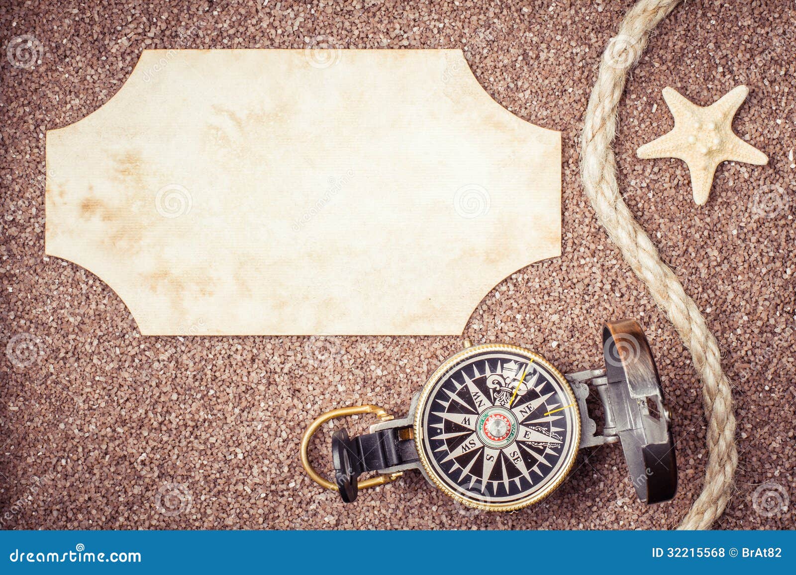 Compás retro en la playa foto de archivo. Imagen de granos - 32215568