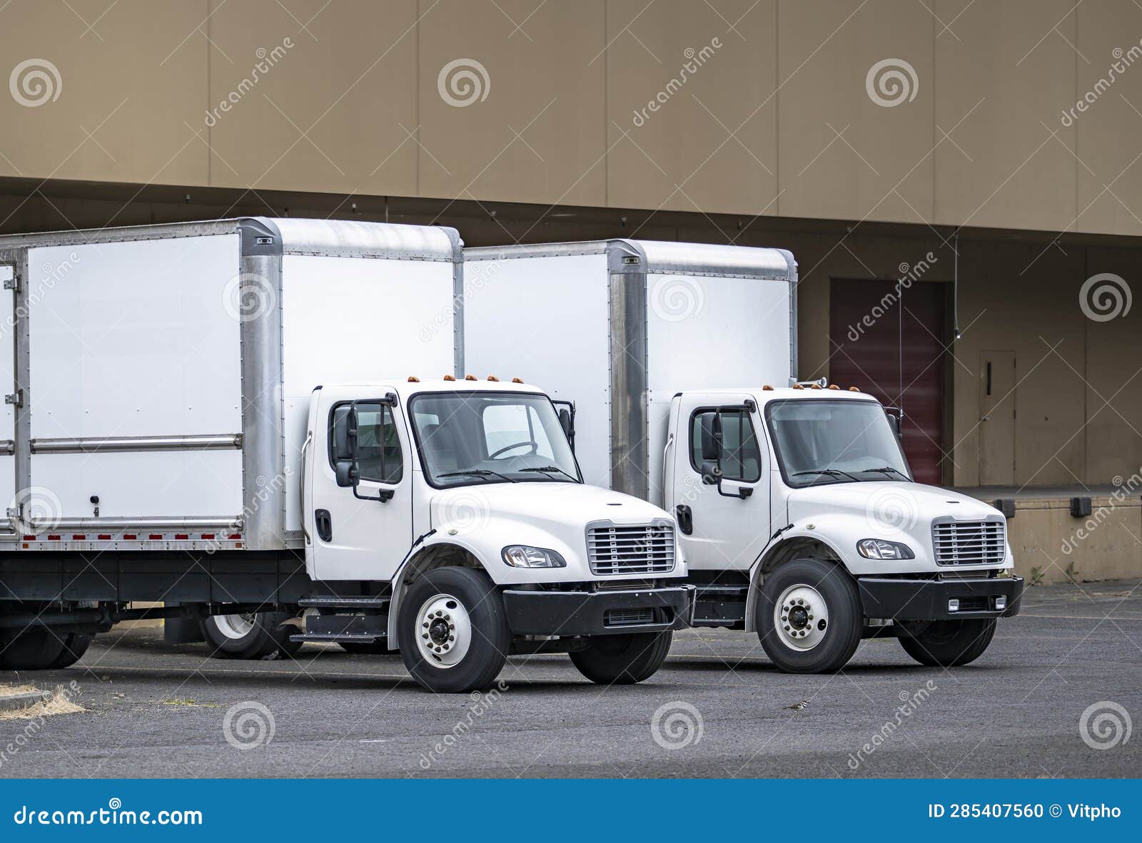 Compact Day Cab Middle Duty White Rigs Semi Trucks with Long Box ...