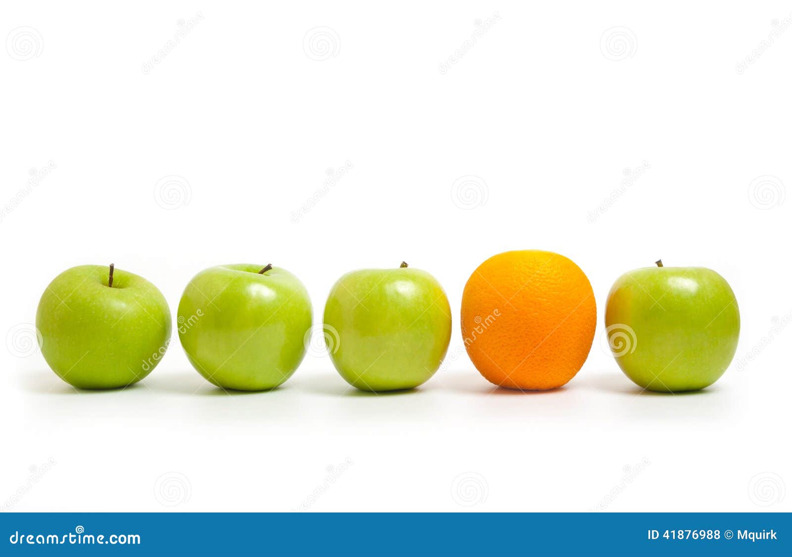 Comparer Des Pommes Aux Oranges Photo stock - Image du individualité ...