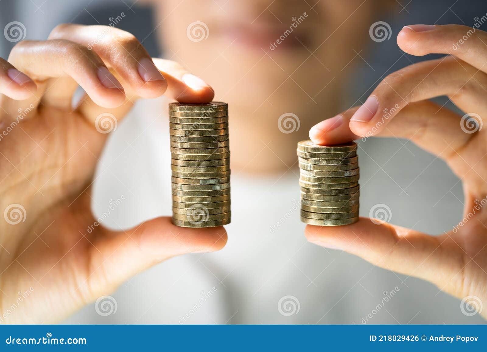 Comparer Salaire D'écart Argent Photo stock - Image du pile, européen: 218029426