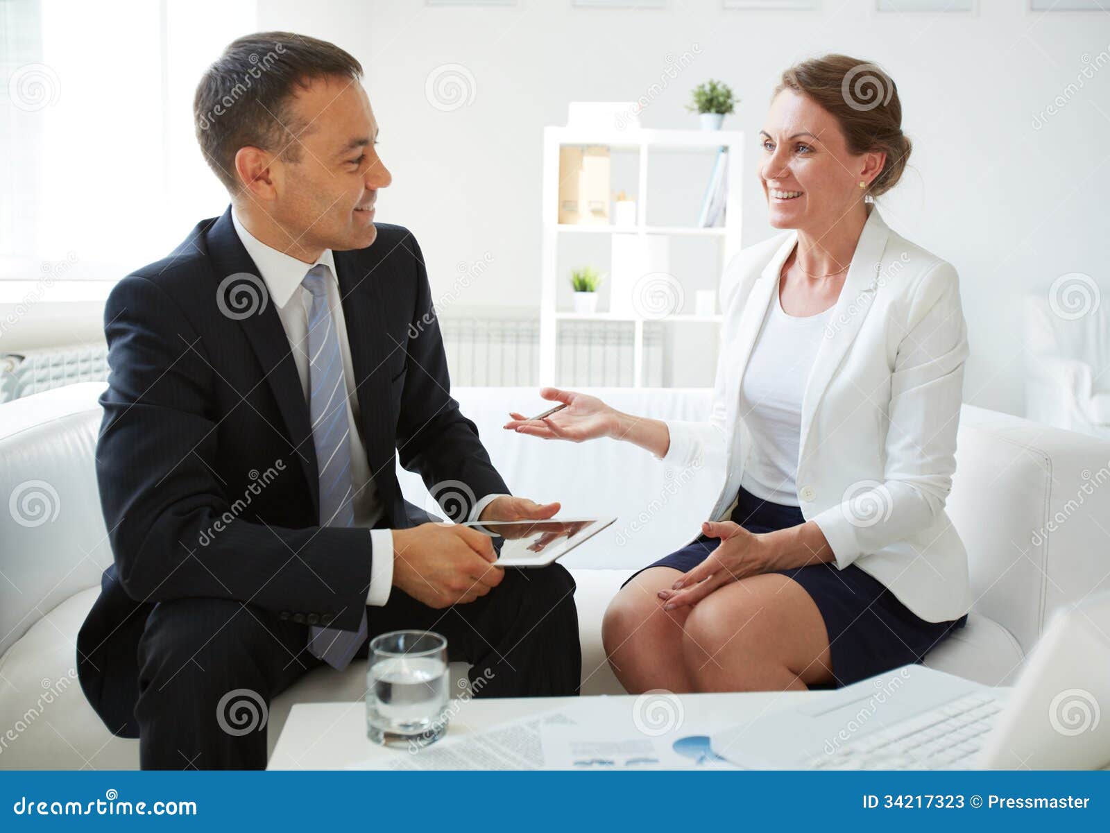 Compartilhando de ideias imagem de stock. Imagem de idéia - 34217323