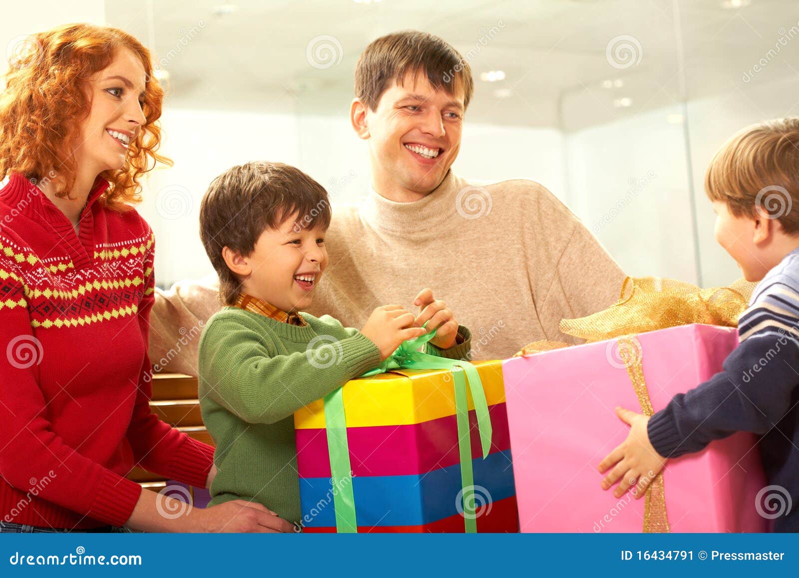 Compartilhando De Presentes Imagem de Stock - Imagem de pouco, pequeno ...