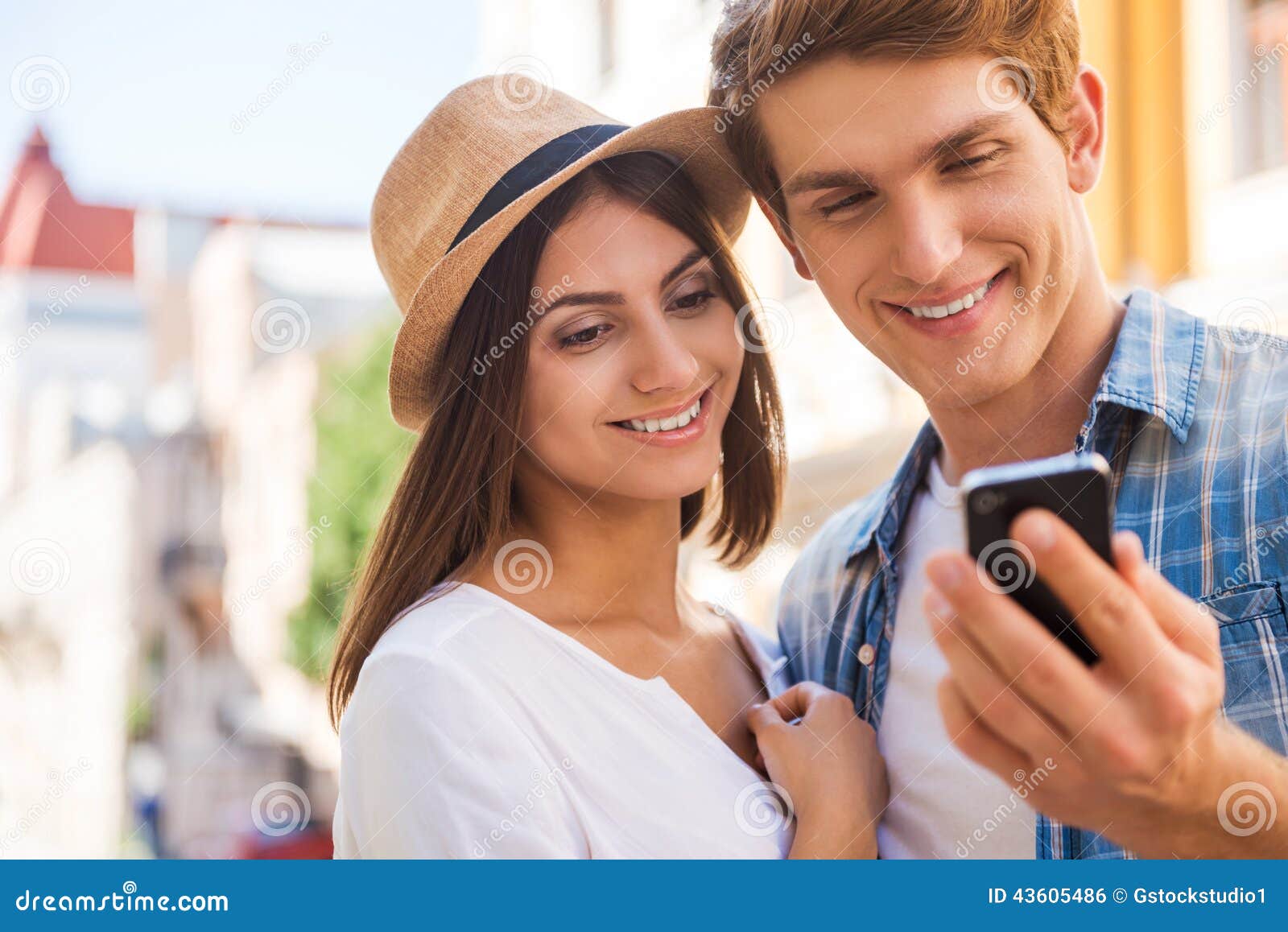 Compartilhando De Suas Imagens Com Os Amigos Foto de Stock - Imagem de ...