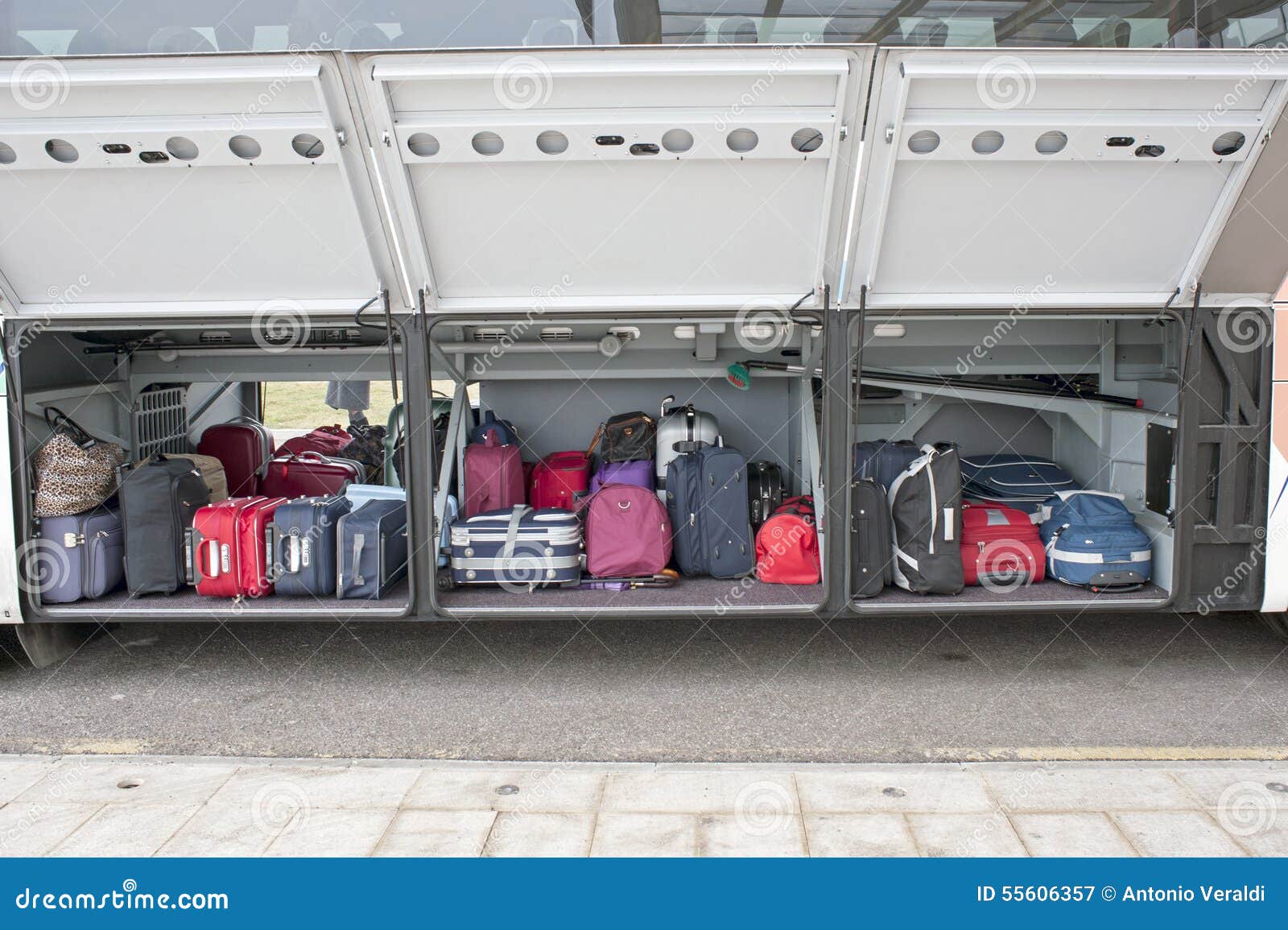 Compartimiento de equipaje imagen de archivo. Imagen de horizontal ...