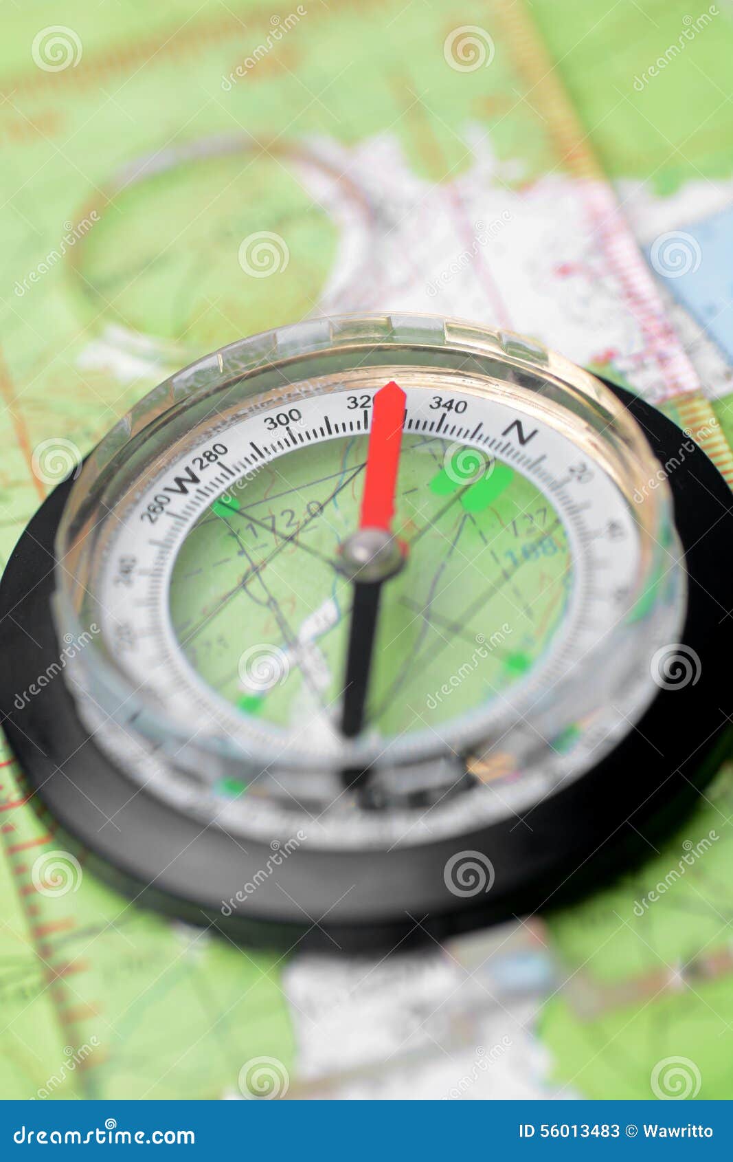 Compas en mapa imagen de archivo. Imagen de foco, manera - 56013483