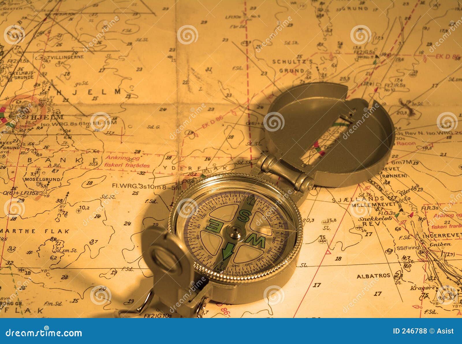 Compas et carte nautique photo stock. Image du tracer, itinéraire - 246788