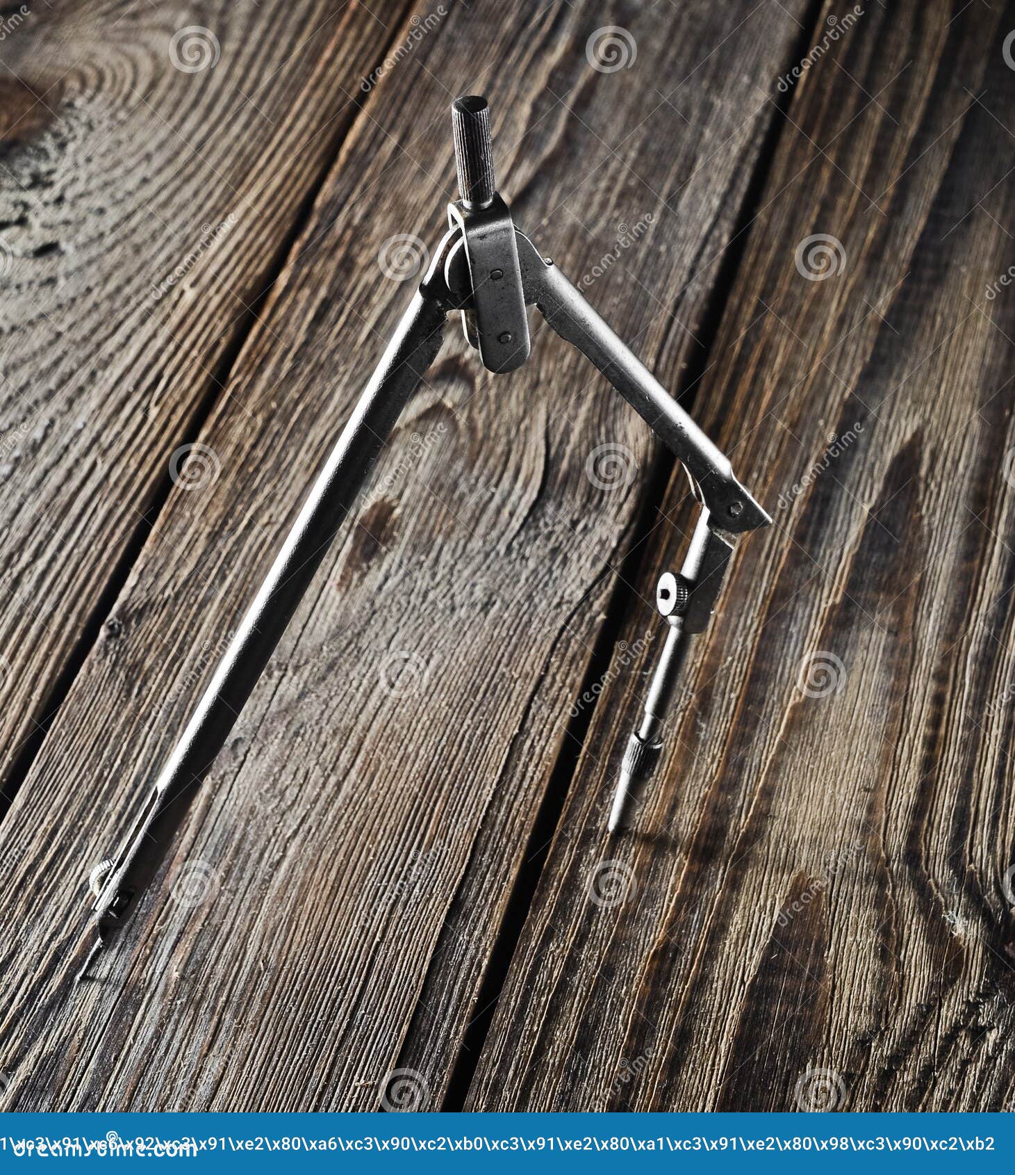 Compases Del Metal En Una Tabla De Madera Foto de archivo - Imagen de ...