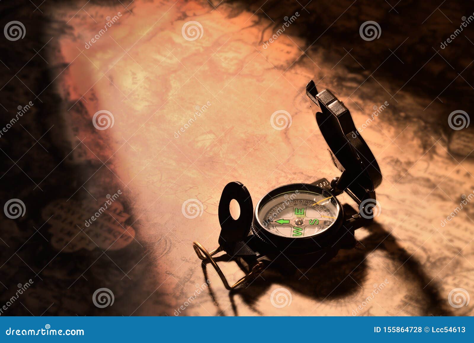 Compass en el mapa foto de archivo. Imagen de macro - 155864728