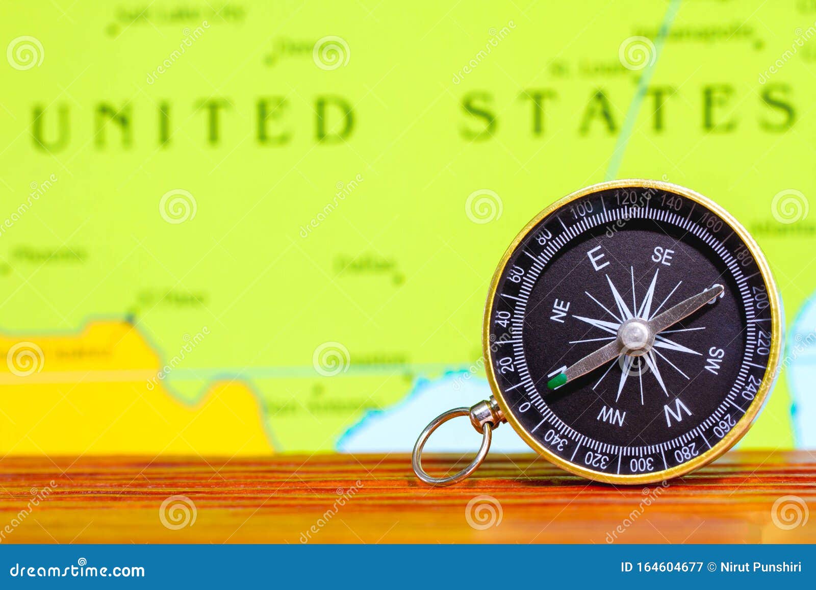 Compass en el mapa imagen de archivo. Imagen de horizontal - 164604677