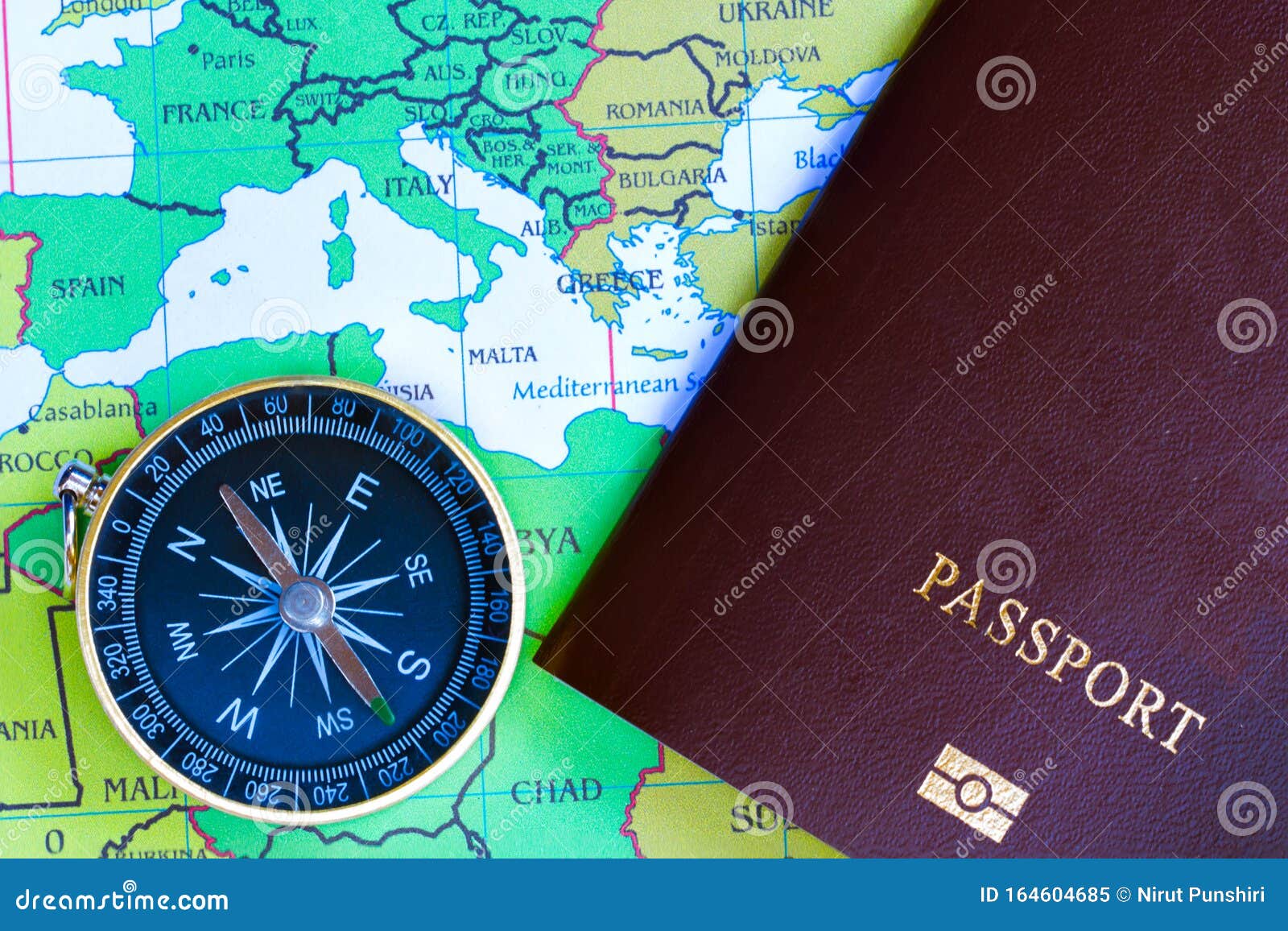 Compass en el mapa imagen de archivo. Imagen de gente - 164604685