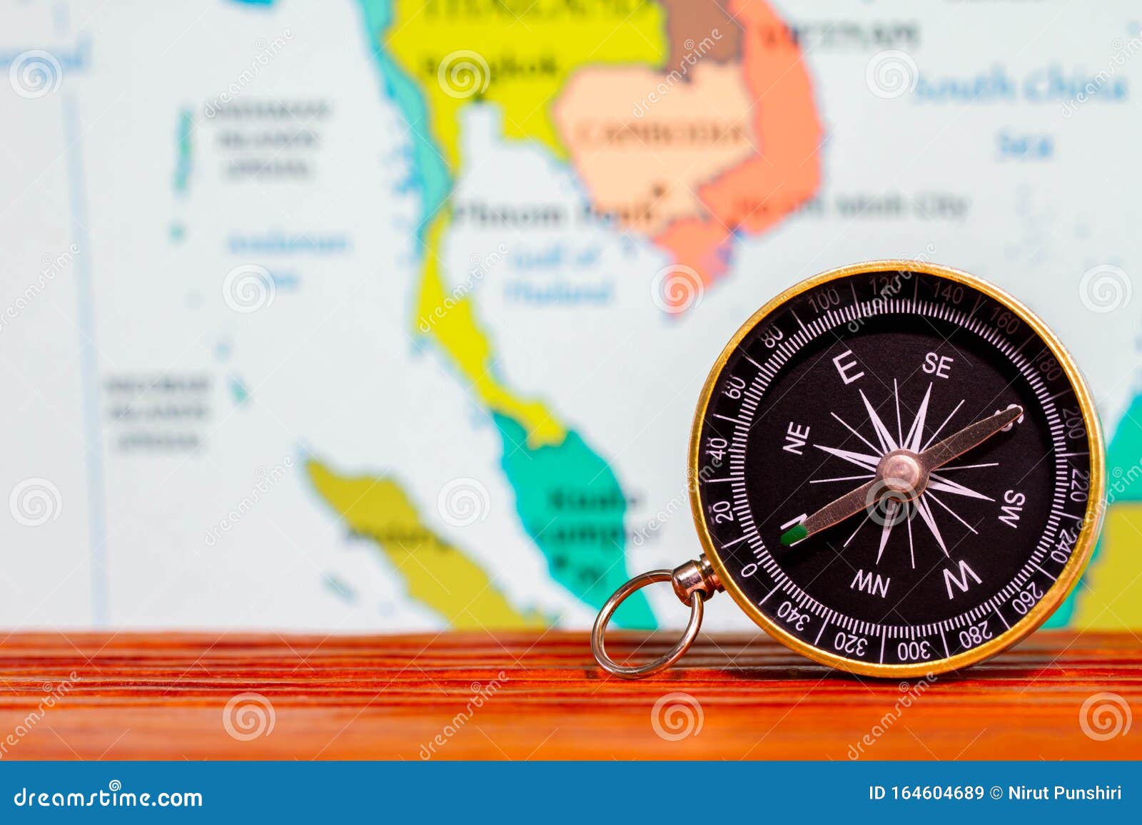 Compass en el mapa imagen de archivo. Imagen de vida - 164604689