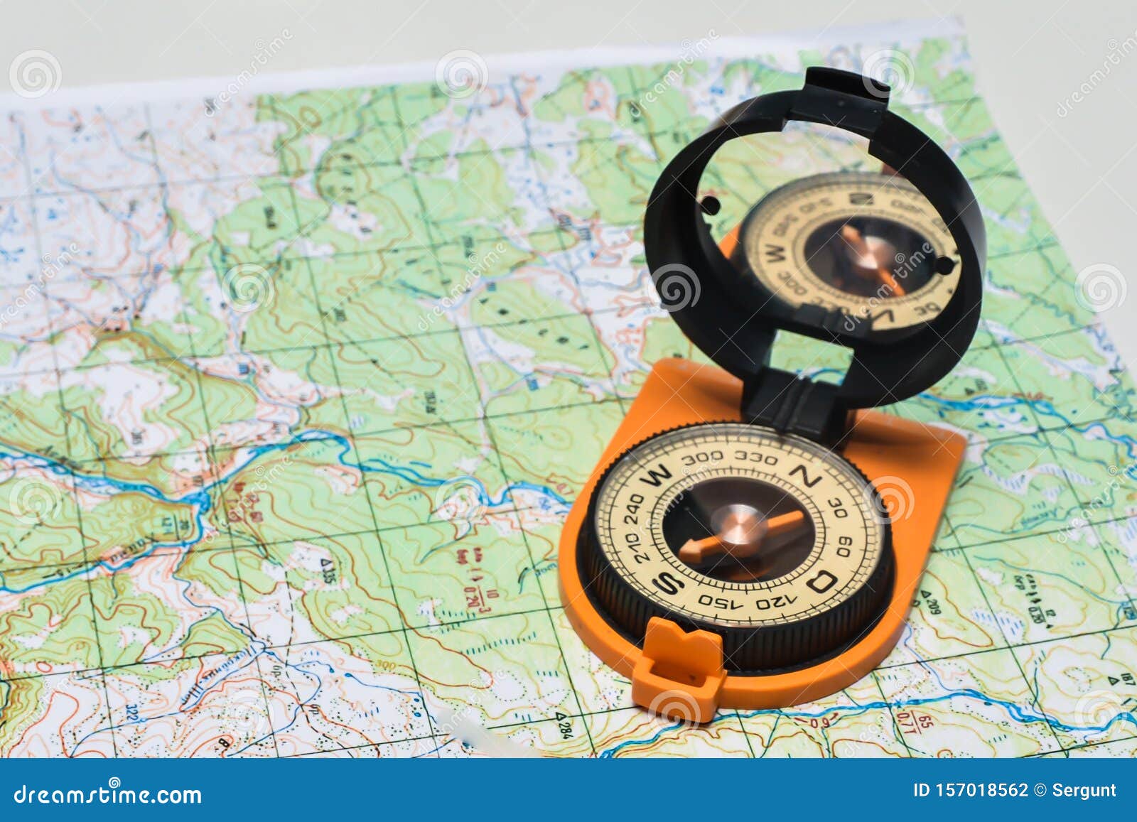 Compass y mapa foto de archivo. Imagen de senderismo - 157018562