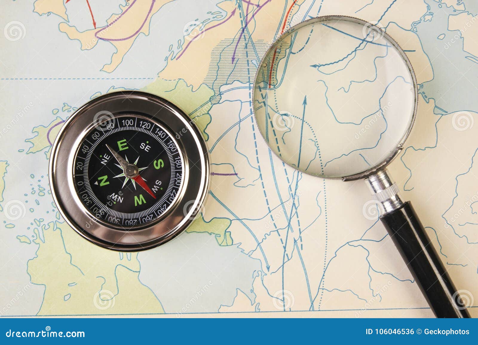 Compasso e lupa no mapa foto de stock. Imagem de velho - 106046536
