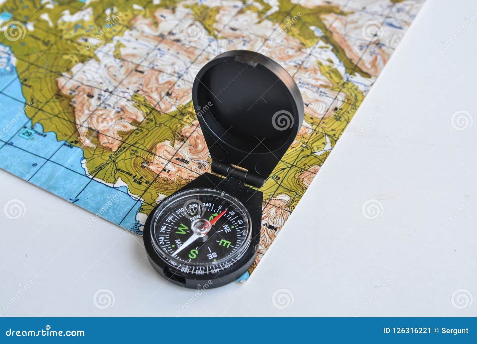 Compasso e mapa imagem de stock. Imagem de explorar - 126316221