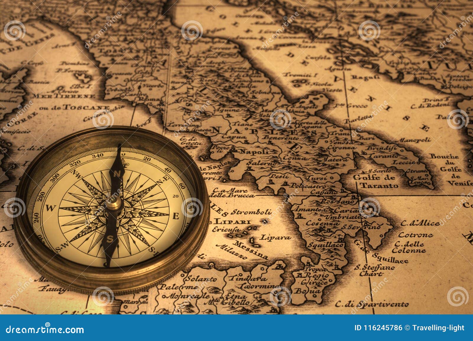 Compasso E Mapa Antigo De Italy Foto de Stock - Imagem de nearsighted ...