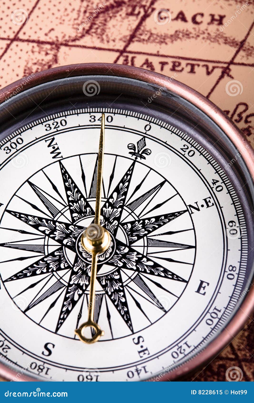 Compasso e mapa velho imagem de stock. Imagem de viagem - 8228615