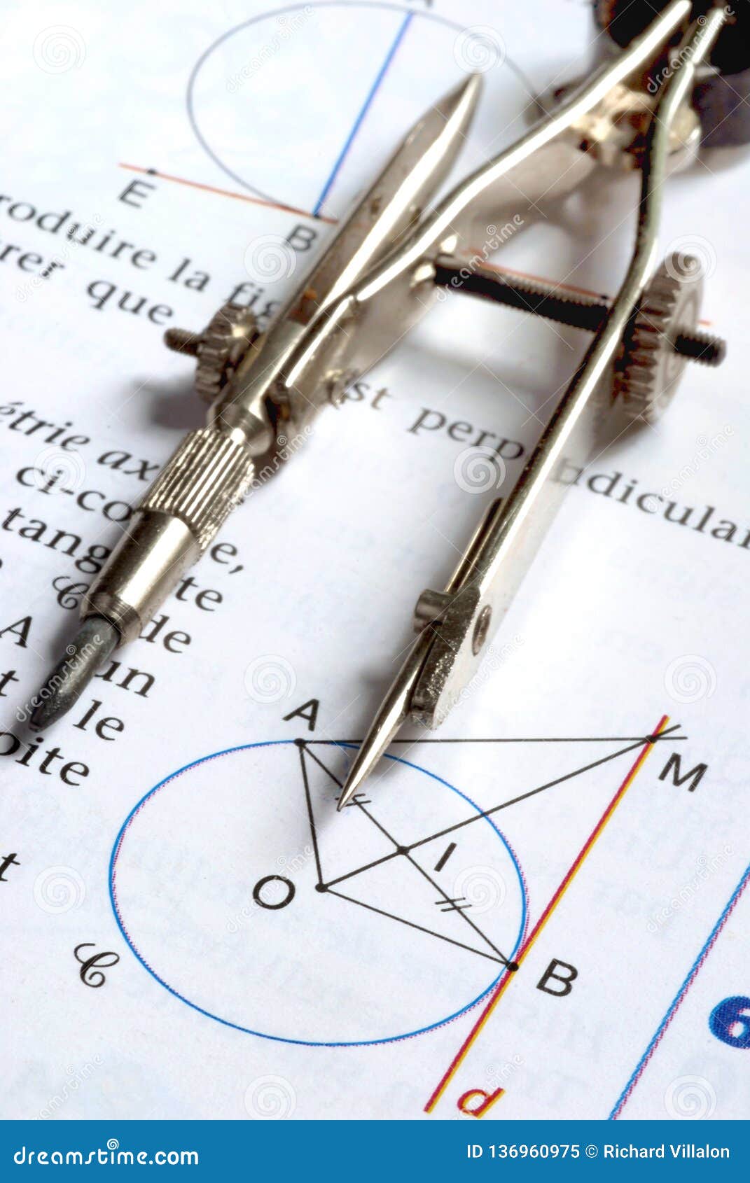 Compasso Levantado Em Um Exercício Da Geometria Imagem de Stock ...