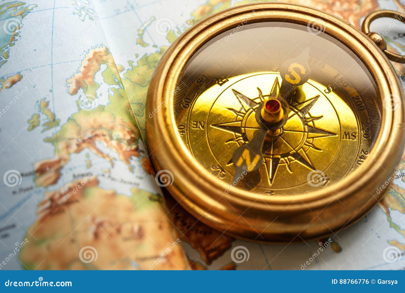 Compasso no fundo do mapa foto de stock. Imagem de curso - 88766776