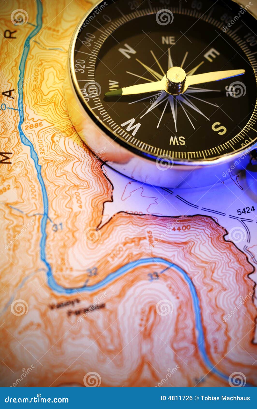 Compasso no mapa foto de stock. Imagem de trilha, sentido - 4811726