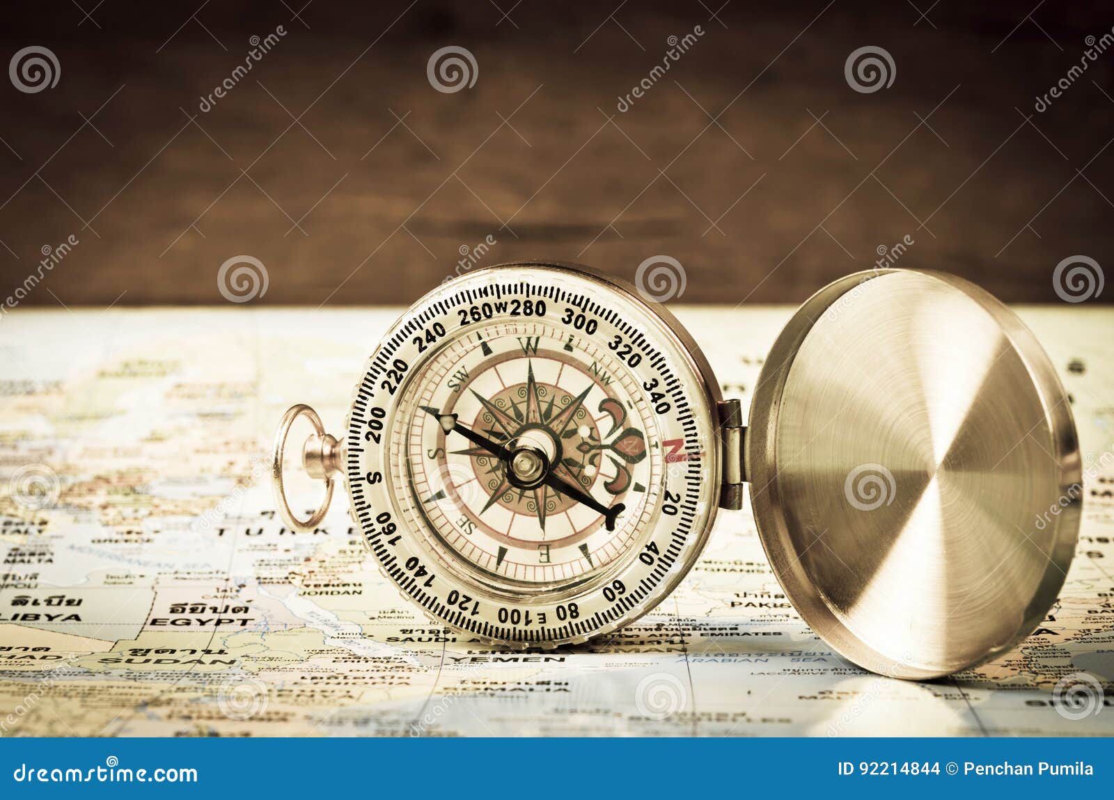 Compasso no mapa do mundo foto de stock. Imagem de ferramenta - 92214844