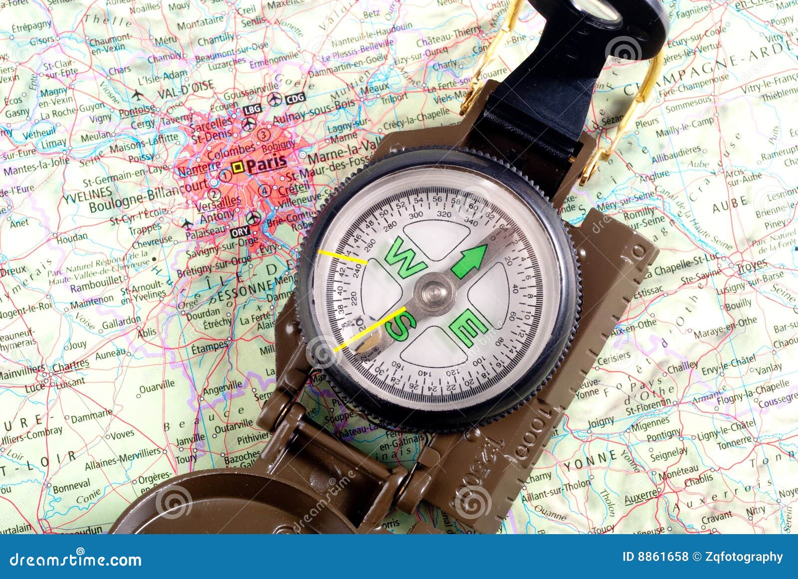 Compasso no mapa moderno foto de stock. Imagem de conceptual - 8861658