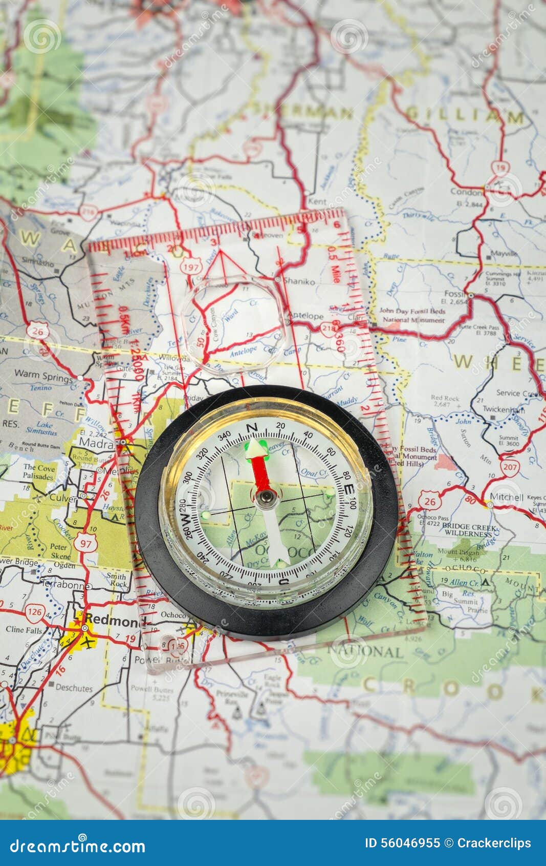 Compasso No Mapa Que Aponta Para O Norte Imagem de Stock - Imagem de ...