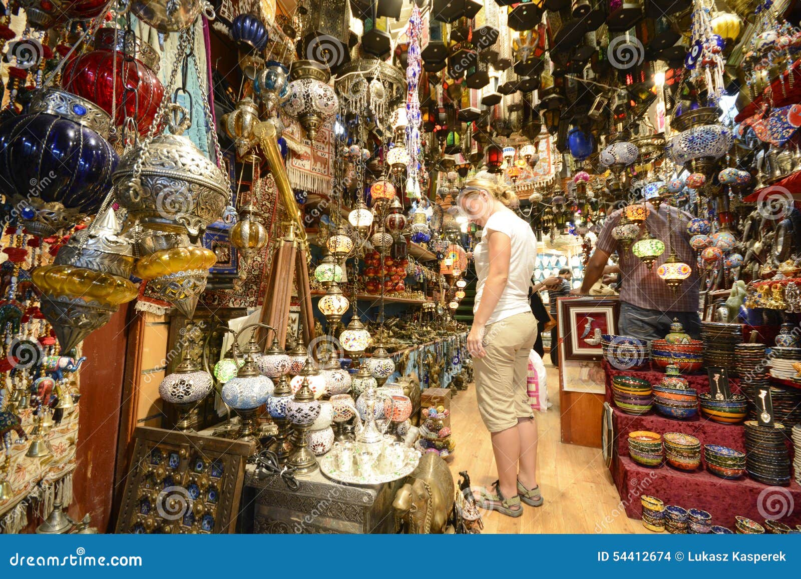 Comperando a Muttrah Souq, Muscat, Oman Immagine Stock Editoriale ...