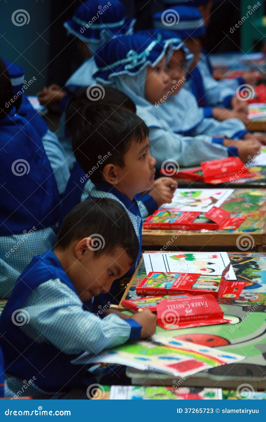 Competencia de dibujar foto de archivo editorial. Imagen de creatividad ...