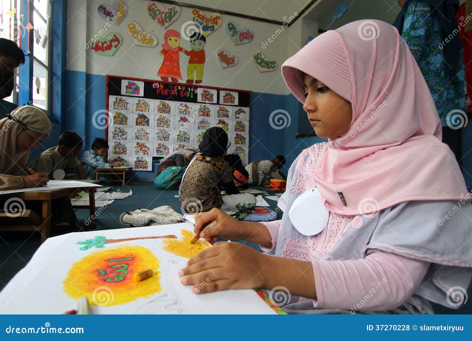 Competencia de dibujar foto de archivo editorial. Imagen de muchacha ...