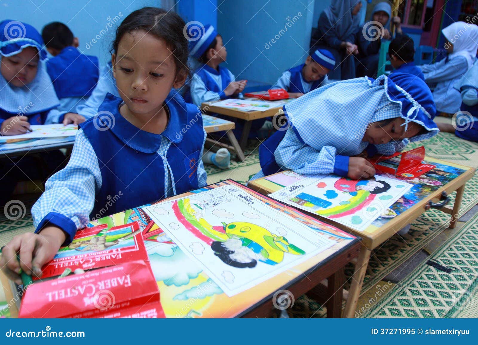 Competencia de dibujar imagen editorial. Imagen de colorante - 37271995