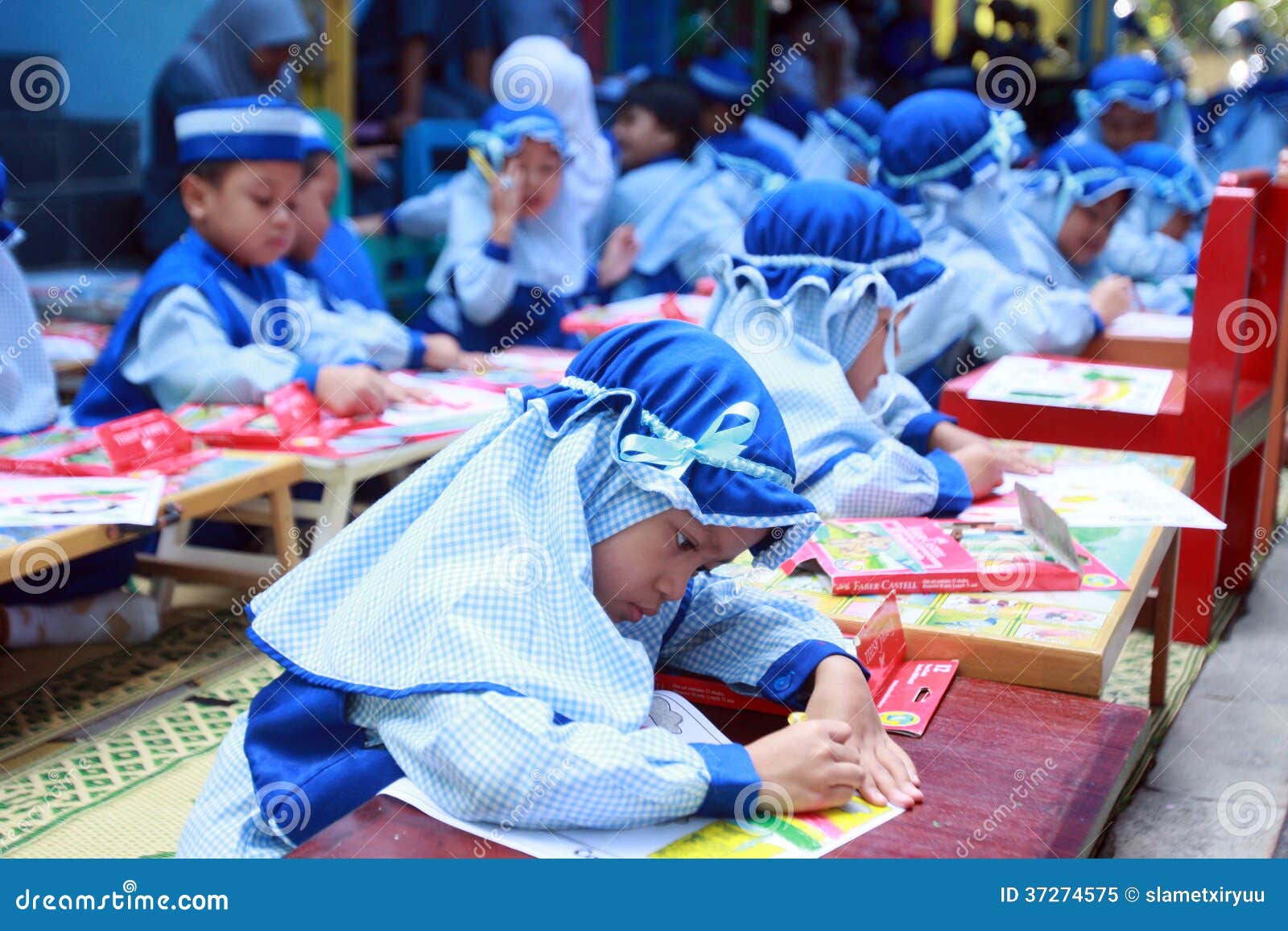 Competencia de dibujar imagen editorial. Imagen de creatividad - 37274575