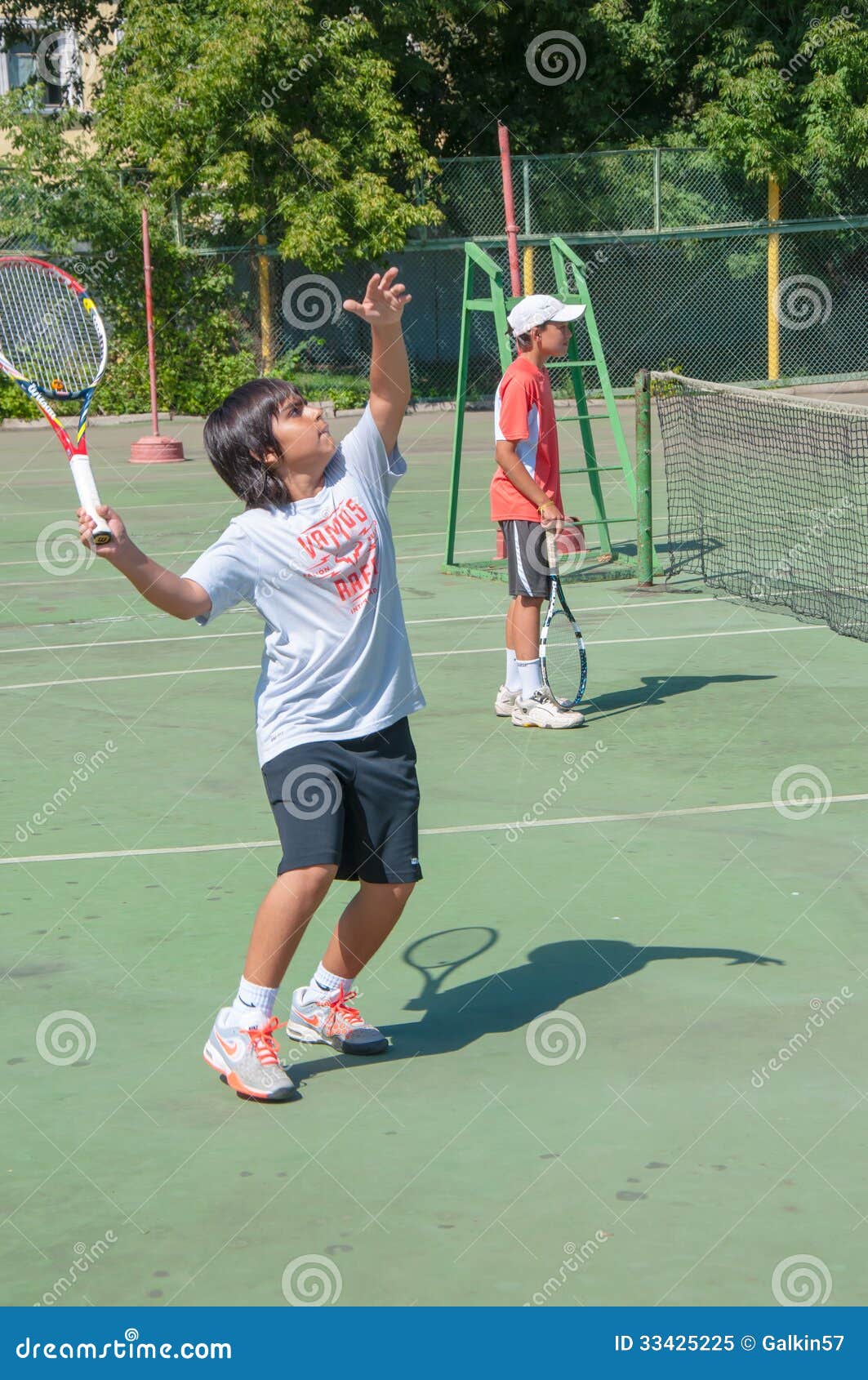 Competencia del tenis imagen editorial. Imagen de muchacho - 33425225