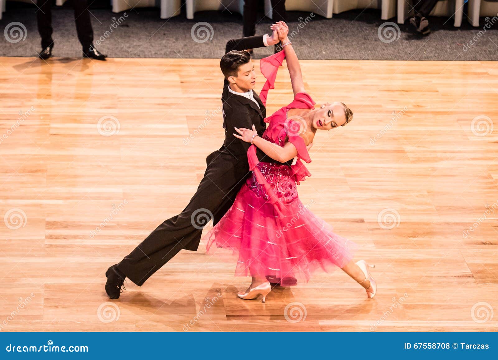 Competidores Que Bailan El Vals O El Tango Lento Foto de archivo ...