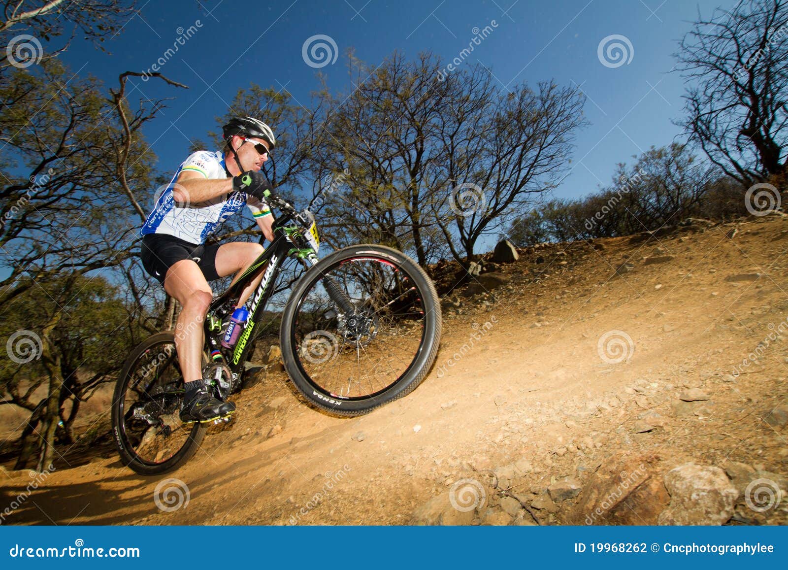 Competitore Nazionale Di XCO Su Un'ascensione Fotografia Editoriale ...