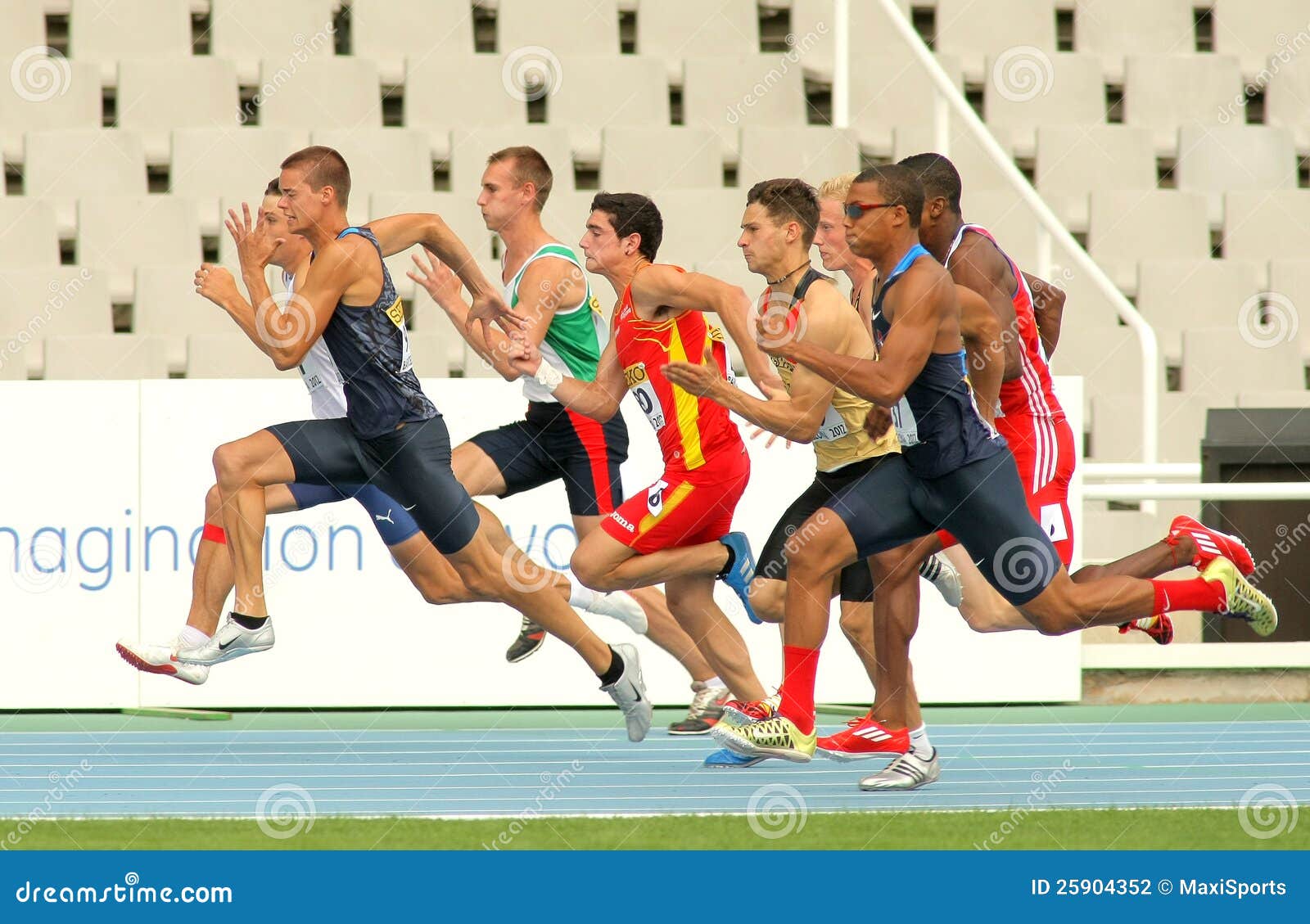 Competitori Su Un Inizio Di 100m Fotografia Editoriale - Immagine di ...