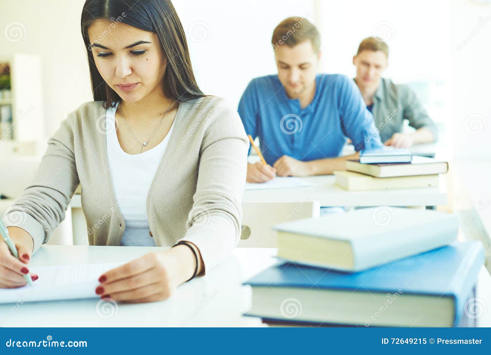 Compito di lettura immagine stock. Immagine di accademico - 72649215