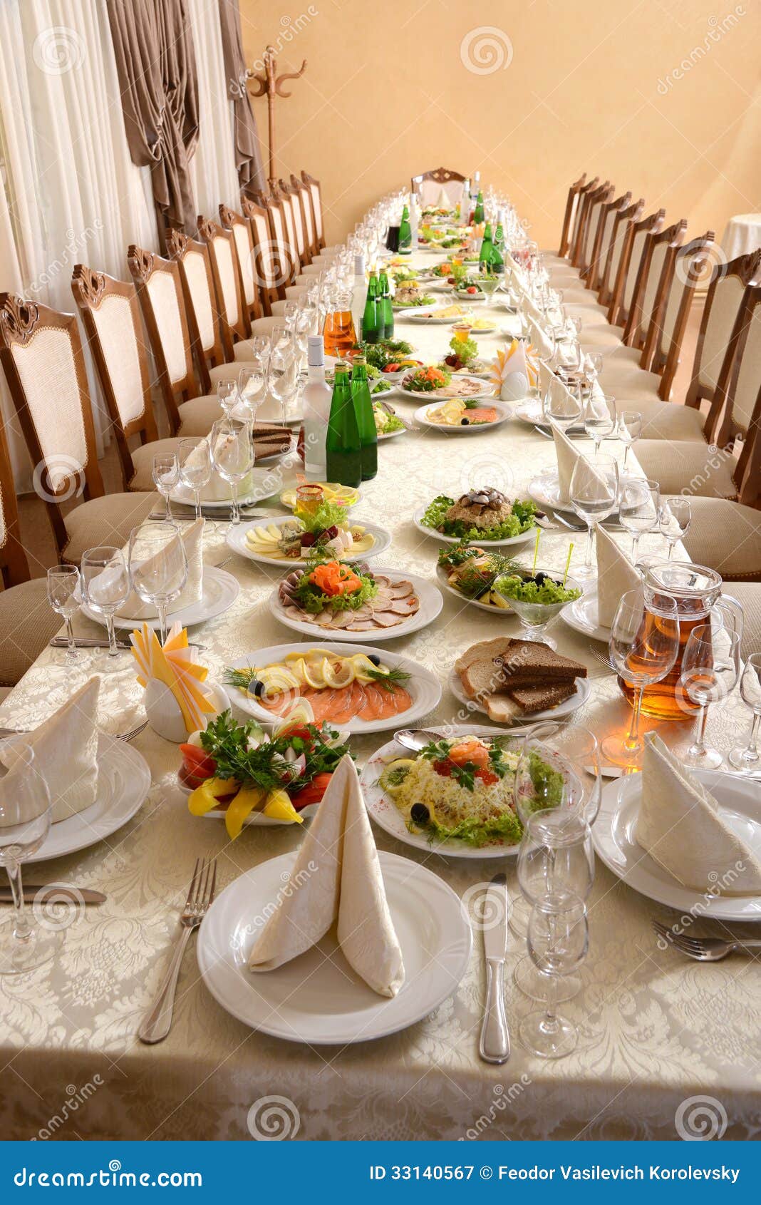 Compleanno di banchetto immagine stock. Immagine di panno - 33140567