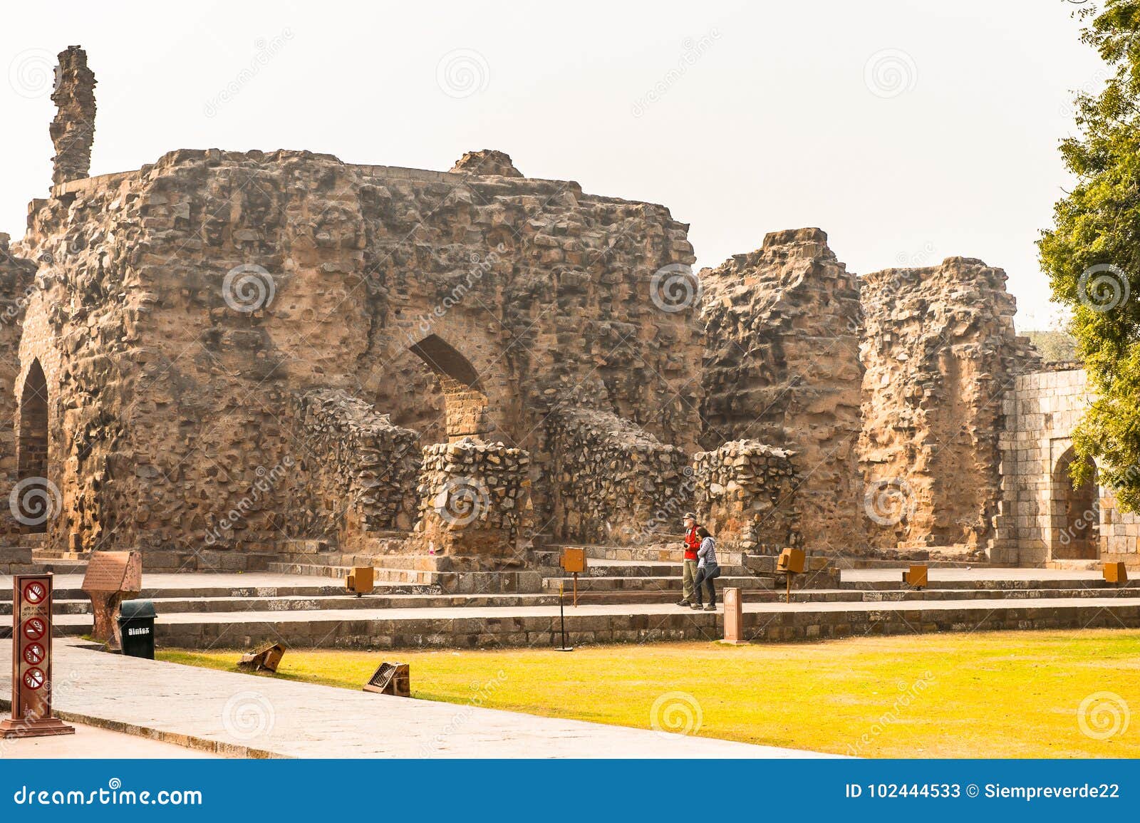 Complejo de Qutb (Qutub foto de archivo editorial. Imagen de puerta ...