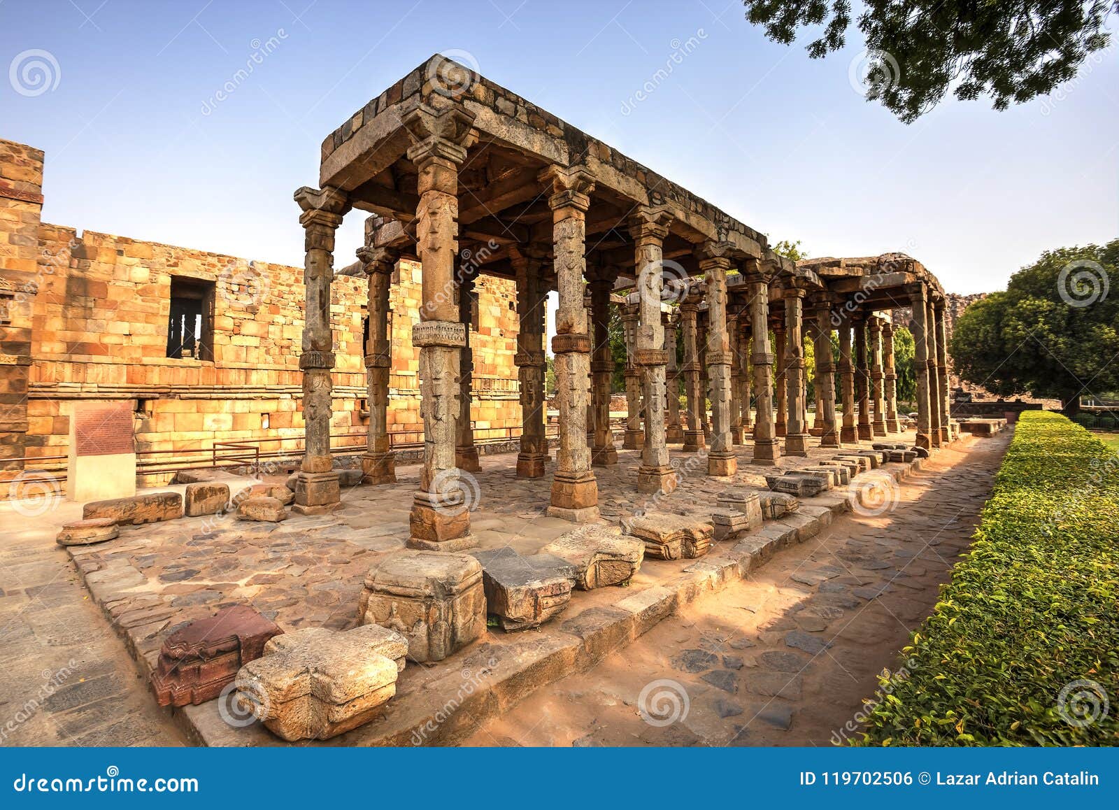 Complejo De Qutub Minar, La India Foto de archivo - Imagen de arco ...