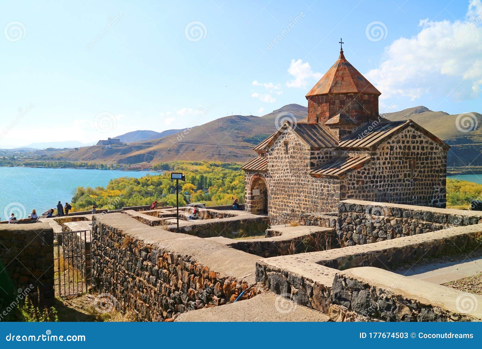 Complesso Monastero Di Sevanavank in Una Penisola Sulla Sponda Nord ...