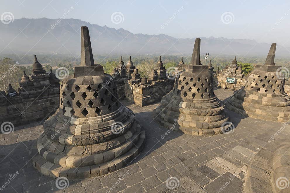Complexo Do Templo De Borobudur Na Ilha De Java Em Indonésia Foto de ...