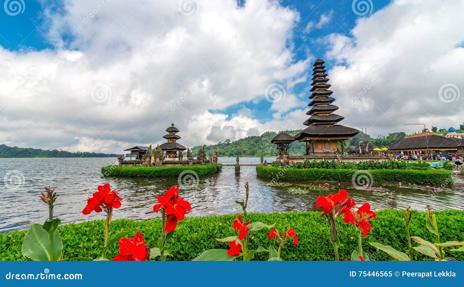 Complexo Do Templo De Ulun Danu No Lago Bratan Imagem Editorial ...